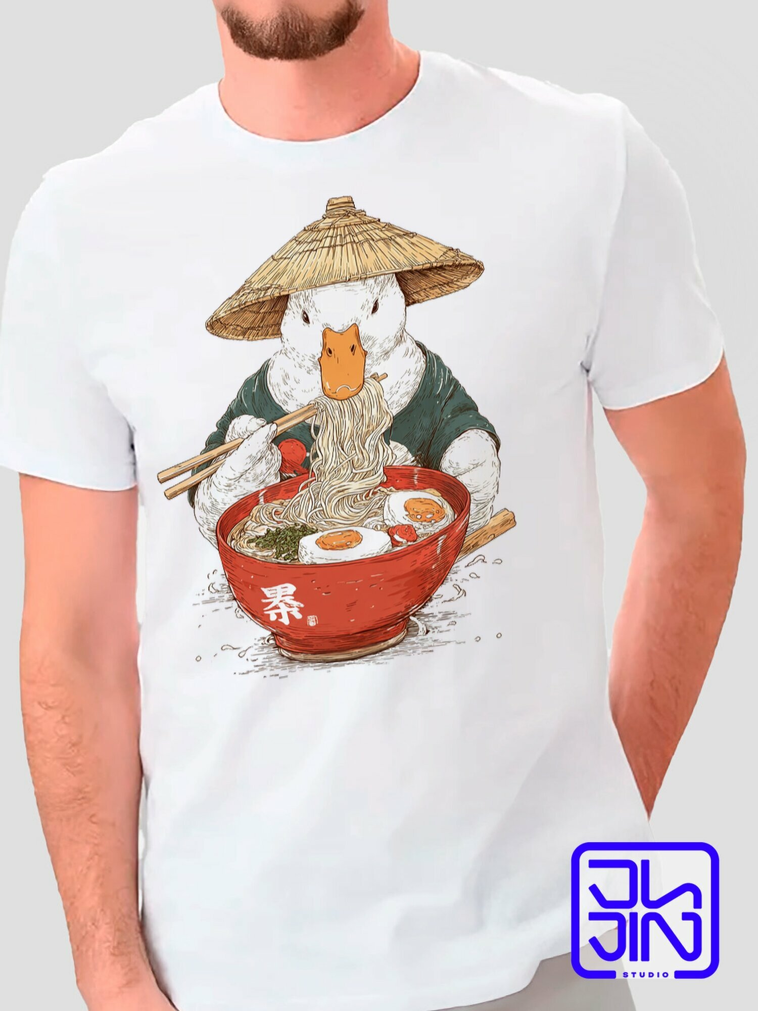 Футболка классическая мужская с авторским принтом Смешная белая утка в аниме стиле с красной миской рамена и вкусной лапшой, белый хлопковый трикотаж с прикольным рисунком на груди