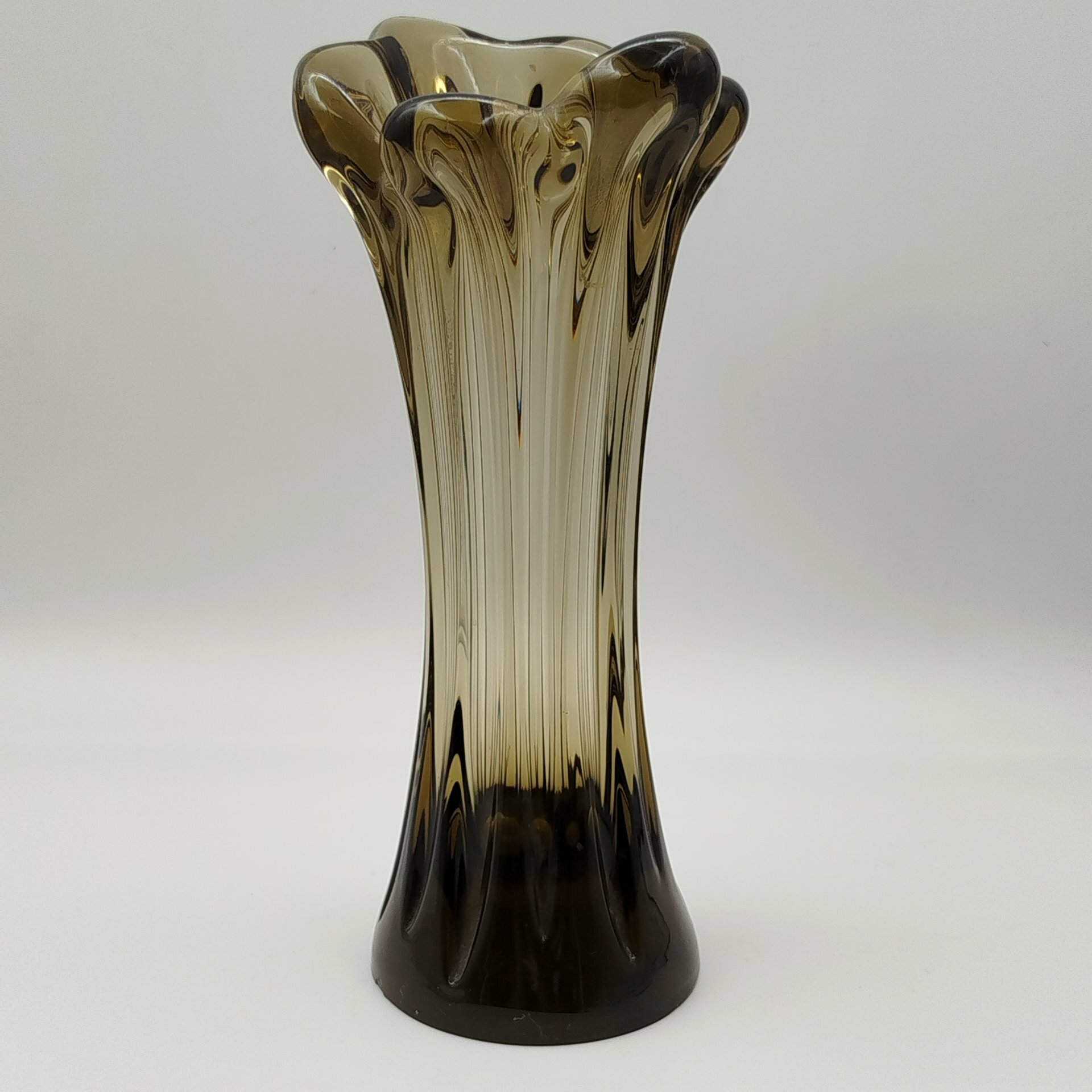 Ваза выполненная в гутной технике, стекло, гутная техника