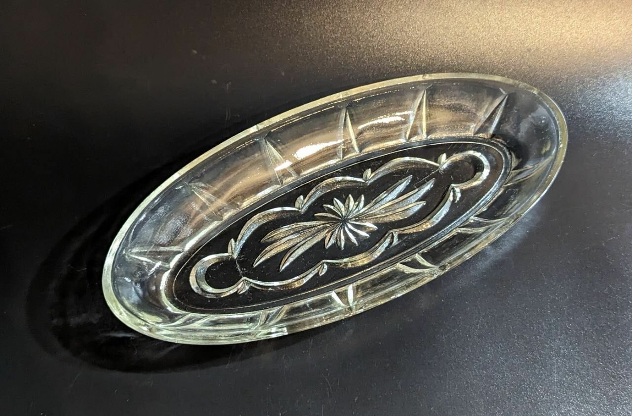 Селёдочница с рельефным декором, прессованное стекло. Стекольный завод Первого Коммунистического Добровольческого отряда (1 КДО). Винтаж СССР, 1950-е г.