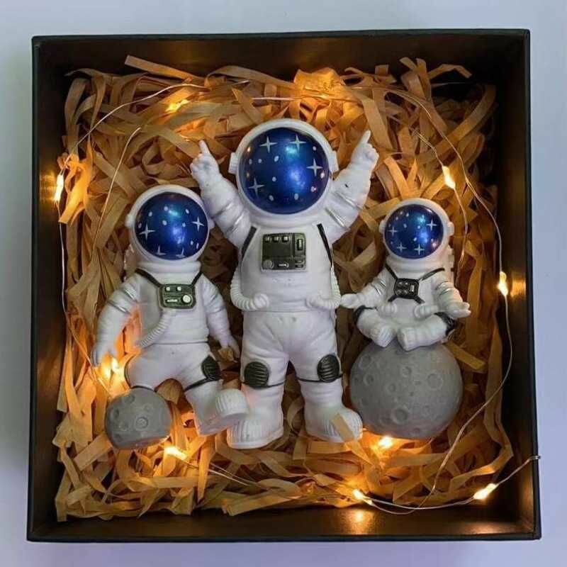 Фигурки космонавтов- 3 шт / подарочная упаковка, светолента