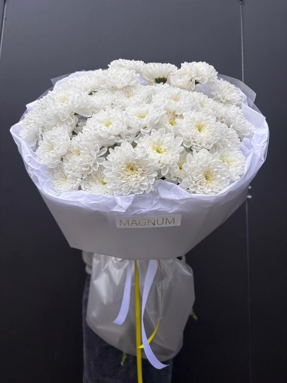 Букет из 9 белых хризантем в стильной упаковки от Story Flowers