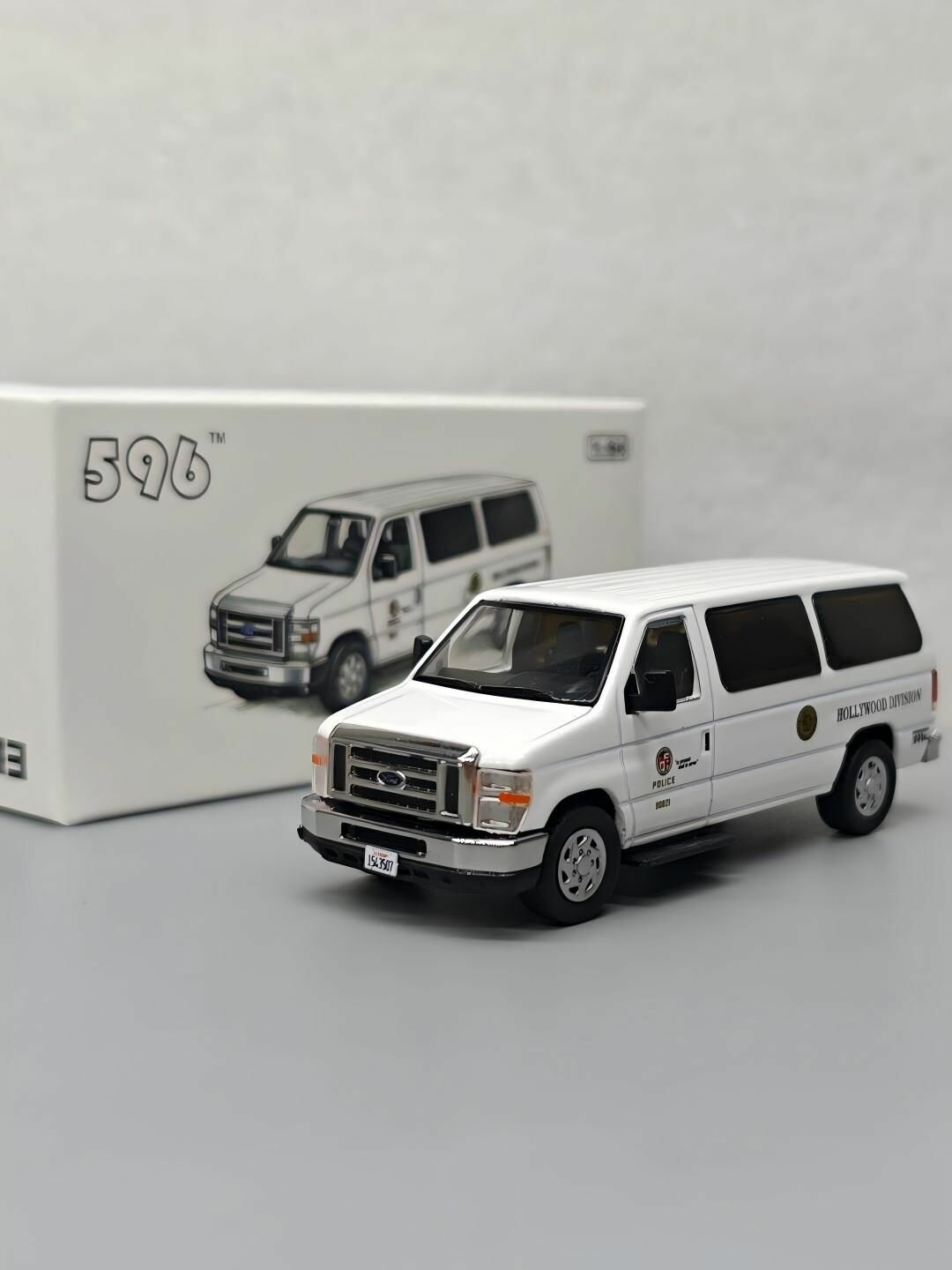 Машинка 596 1/64 Ford E-Series Vans LAPD White Die-cast Alloy Car Model Collection Toy Gift