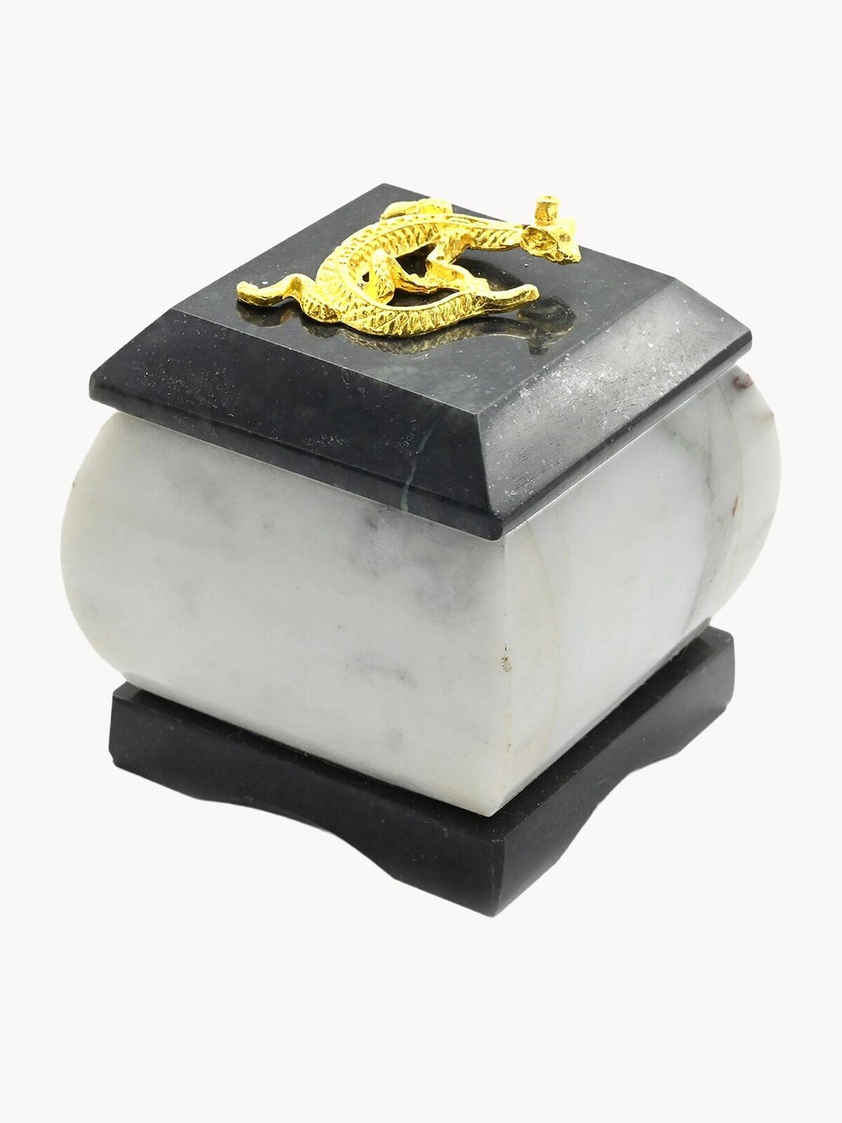 Шкатулка из мрамора с ящерицей 55*55*65мм .