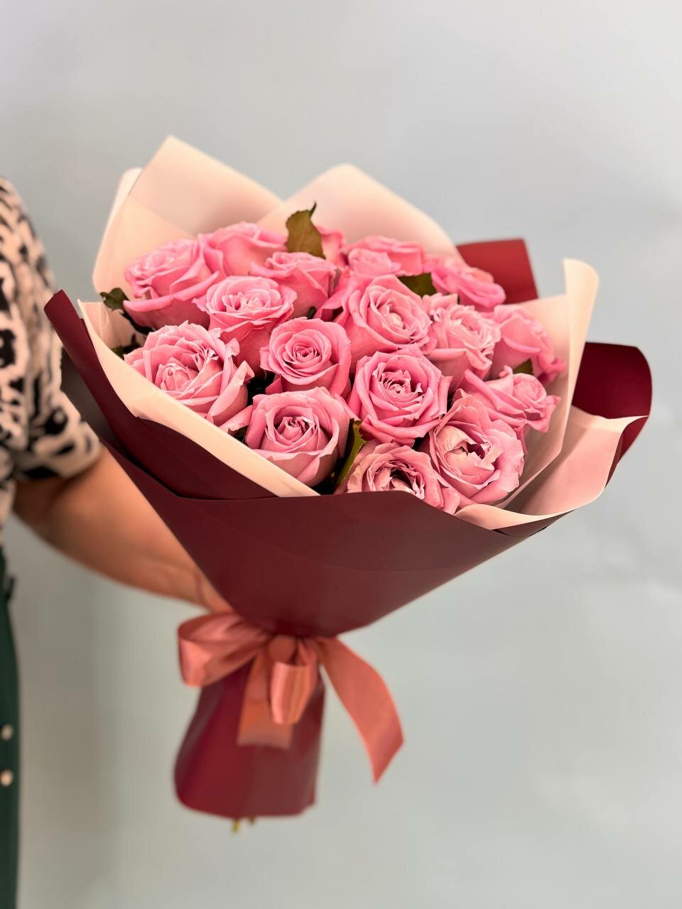 Моно букет 19 роз Маритим в матовой пленке корея с атласной лентов