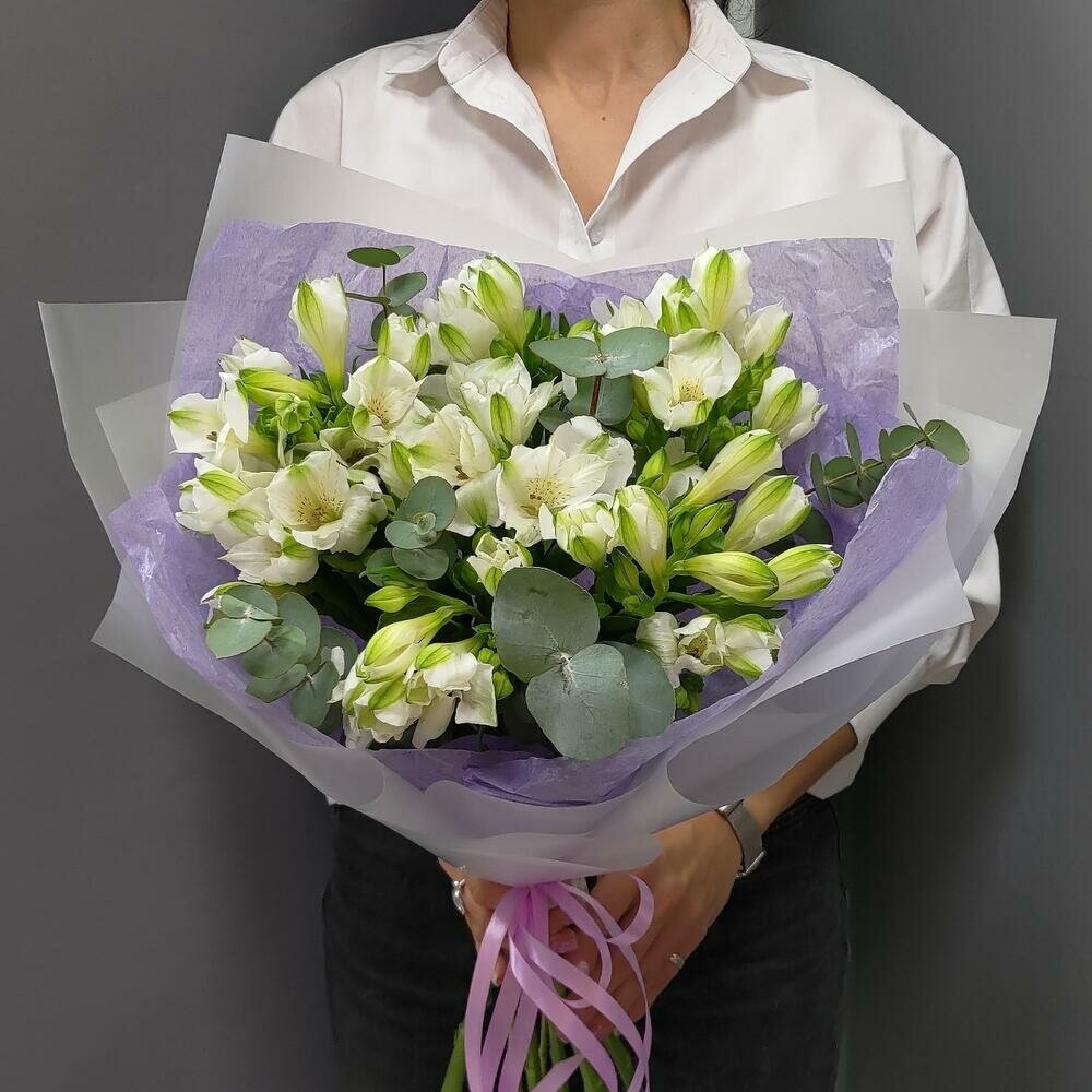 Монобукет MyFloShop, 7 альстромерии, эвкалипт, белый, высота 49 см