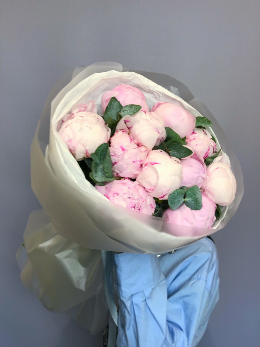 Букет пионов "Сара бернар" с эвкалиптом 11 шт. PROTEA- Студия Цветов