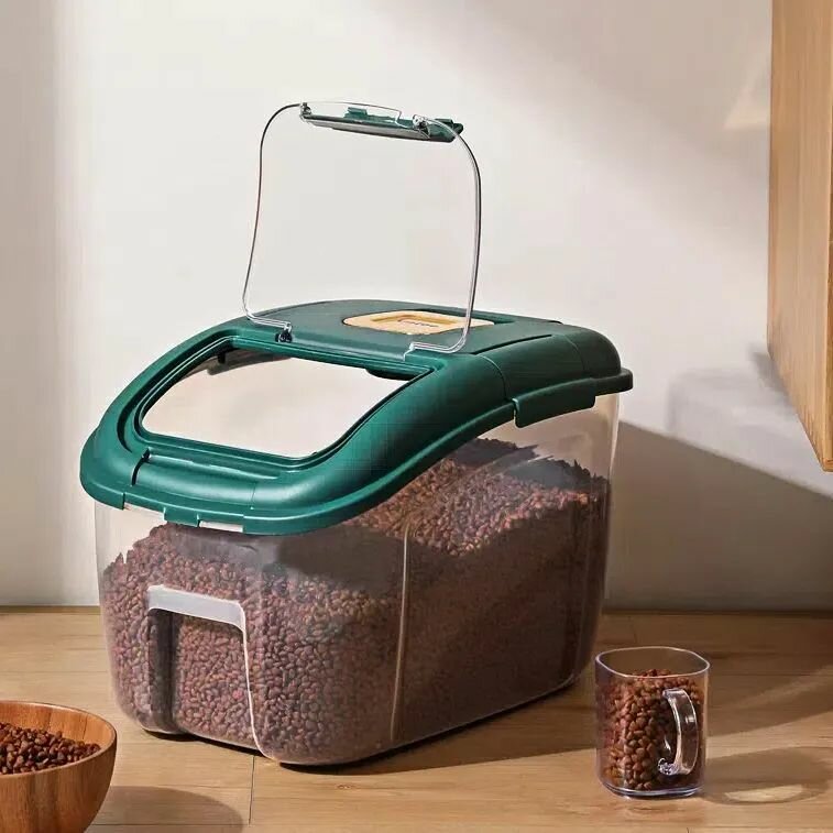 Контейнер для корма для домашних животных. Темно-зеленый контейнер. Около 50 литров. Очень большая вместимость kонтейнер. большая емкость для хранения, доступная в магазине "магазин твоего друга"