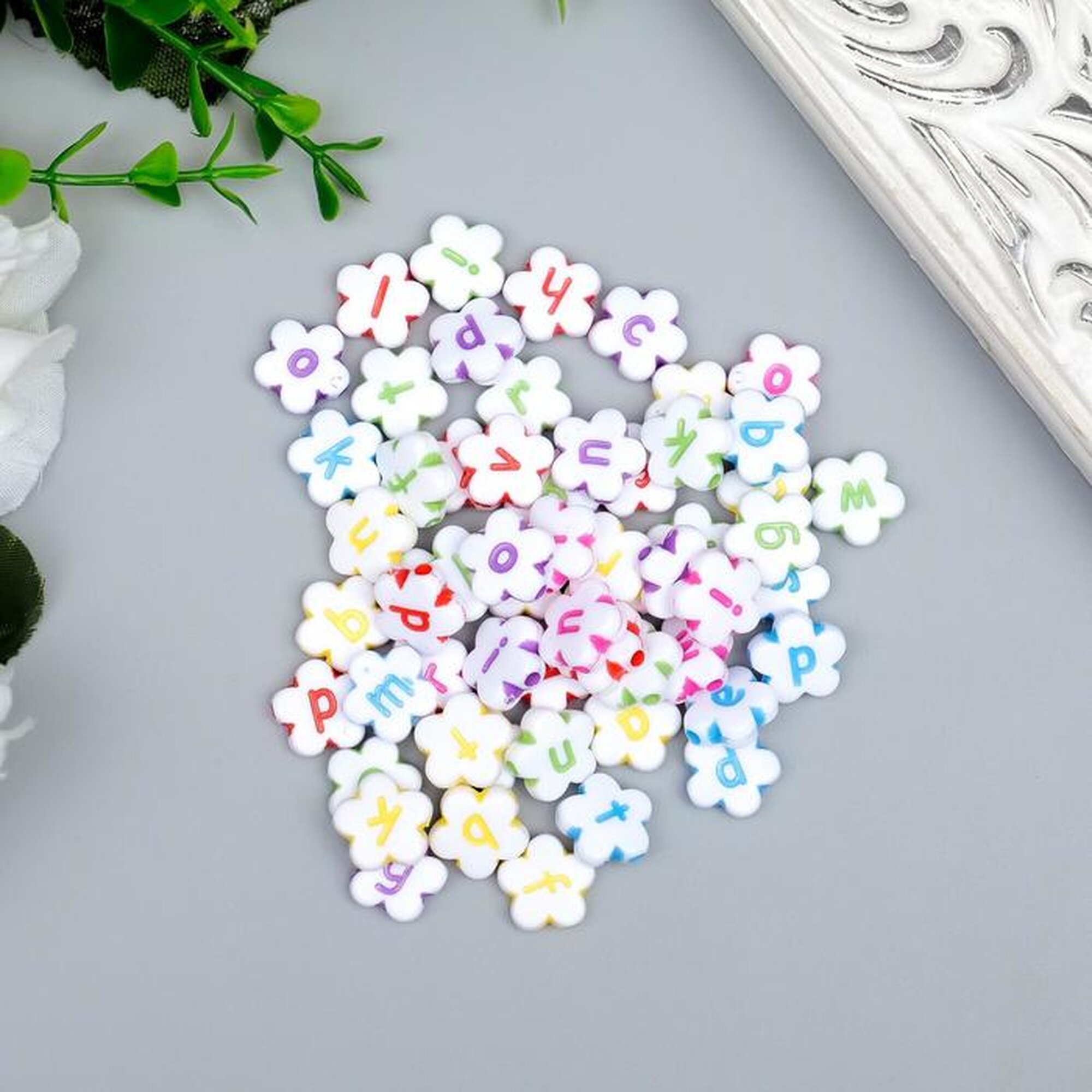 Бусины для творчества пластик "Английские буквы на цветке" набор 20 гр микс 1,2х1,2 см