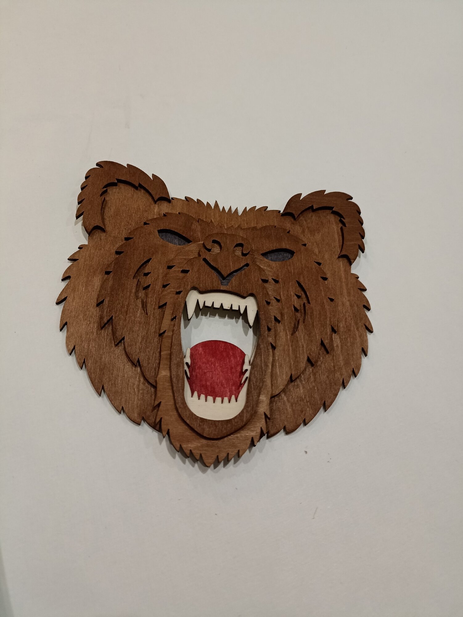 Панно на стену в цвете из фанеры "Пасть медведя" покрыто морилкой