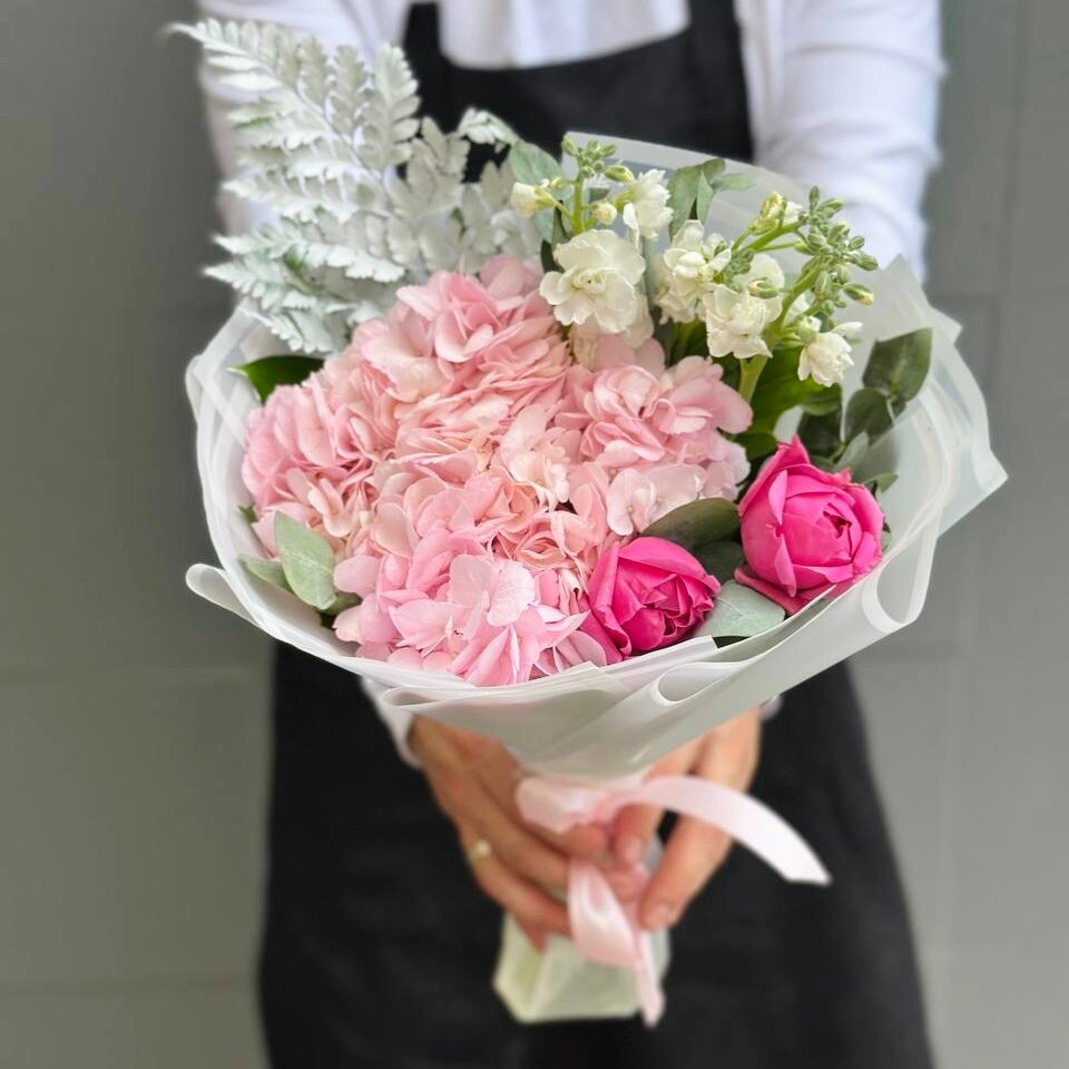 Нежный комплимент с розовой гортензией , пионовидной розы и маттиолой