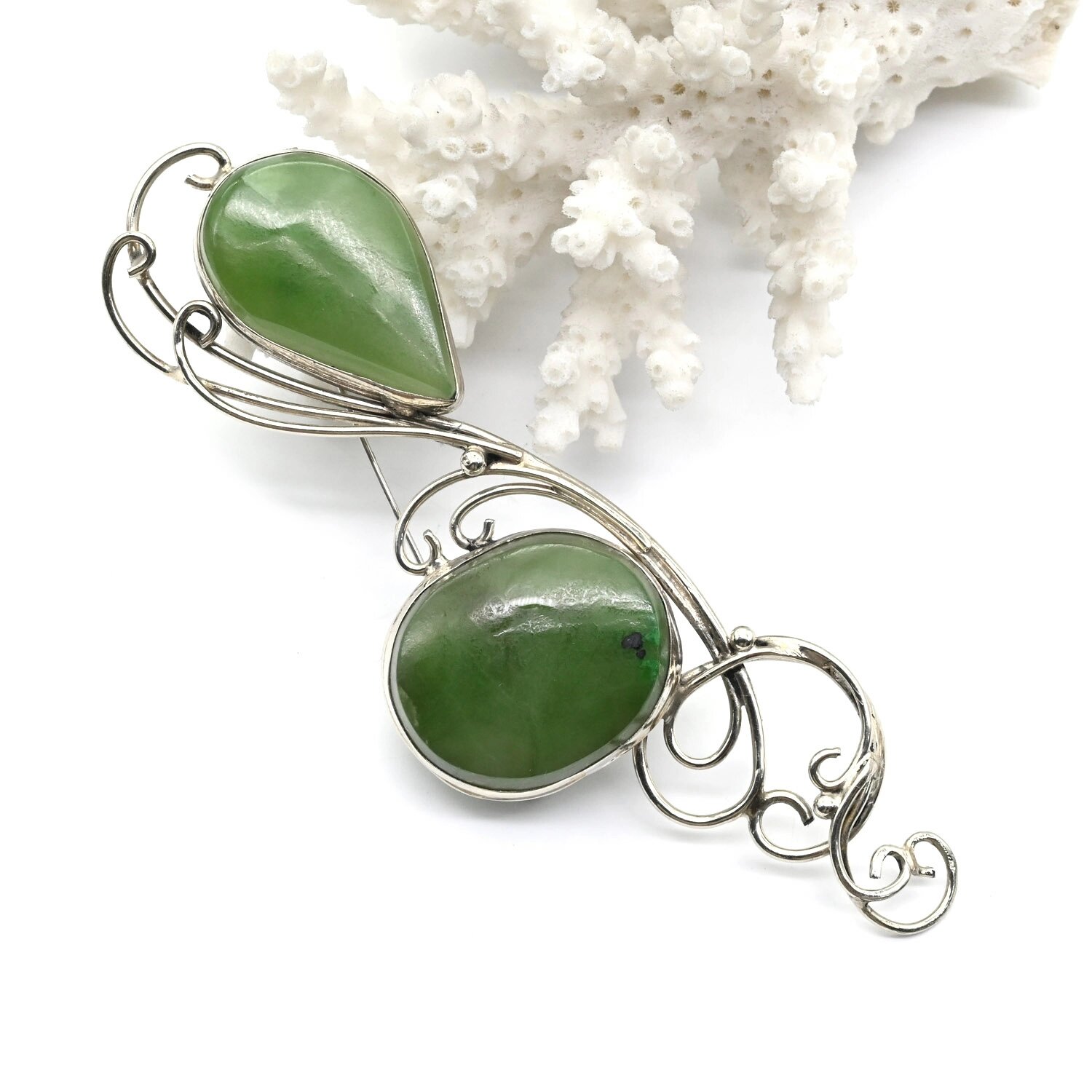 Брошь, нефрит