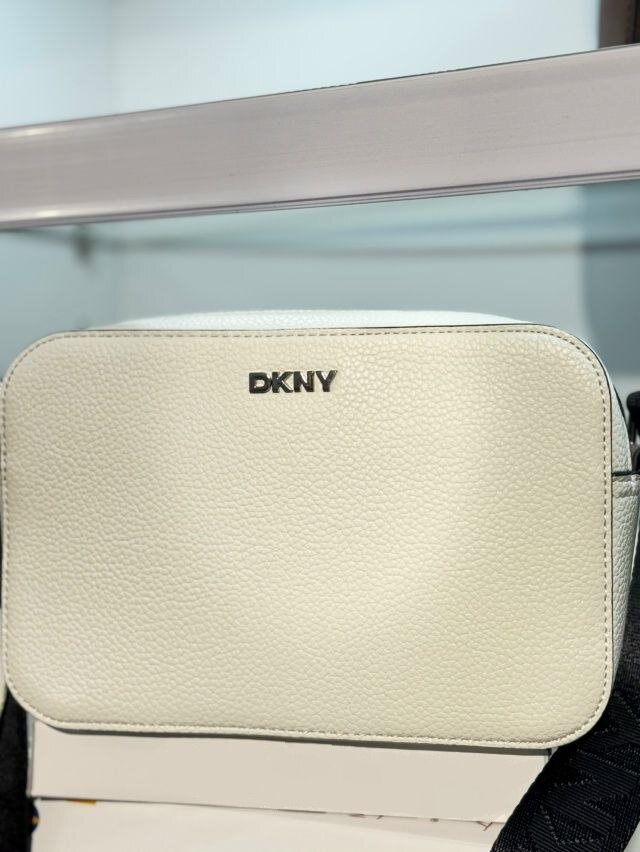 Сумка кросс-боди DKNY, фактура рельефная, белый — фото 1