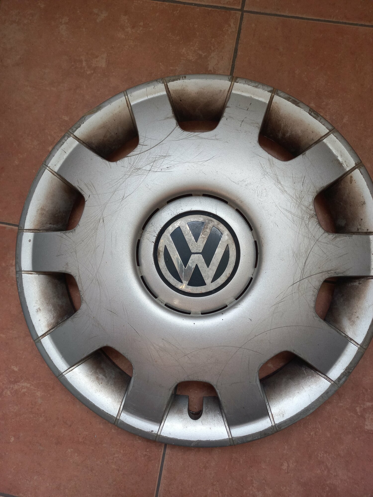 Колпак Volkswagen R14.Оригинал.Б/у.Без сколов и трещин.Все крепления целые.Возможны небольшие потертости.