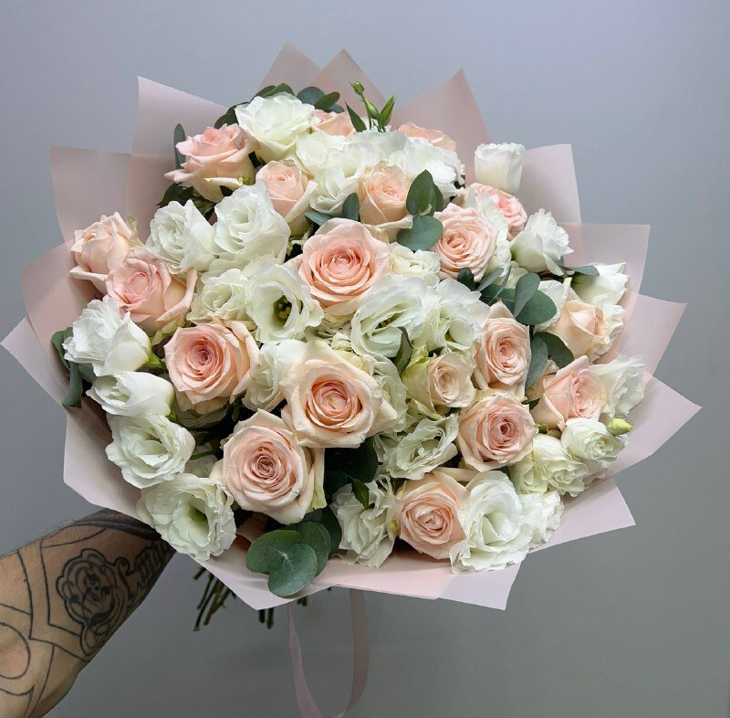 Букет розы с Эустомой