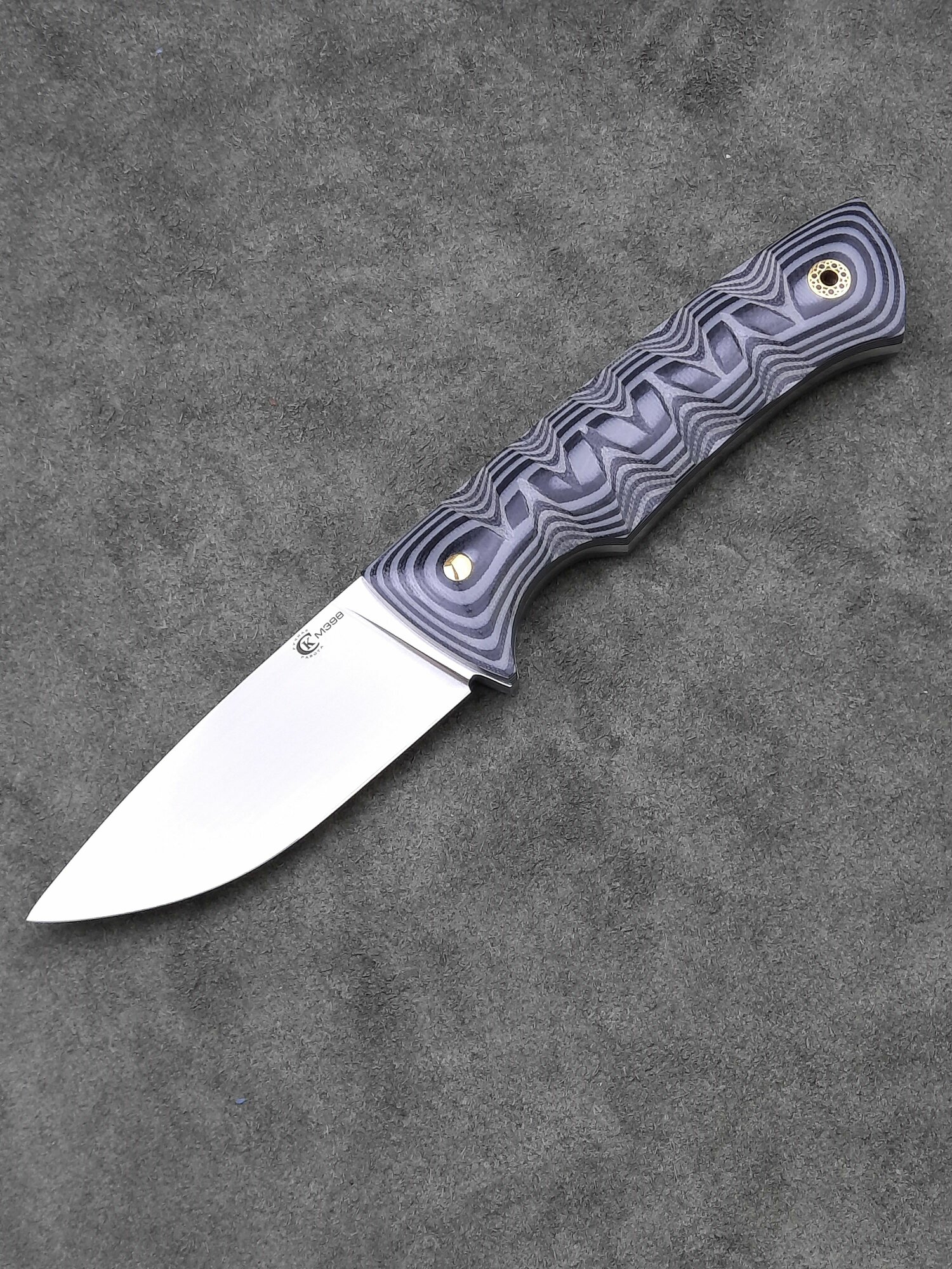 Нож Стриж сталь М398 цельнометаллический, рукоять G10 серый чёрный, ножны из натуральной кожи, официальный производитель Кузница Семина Ю. М.