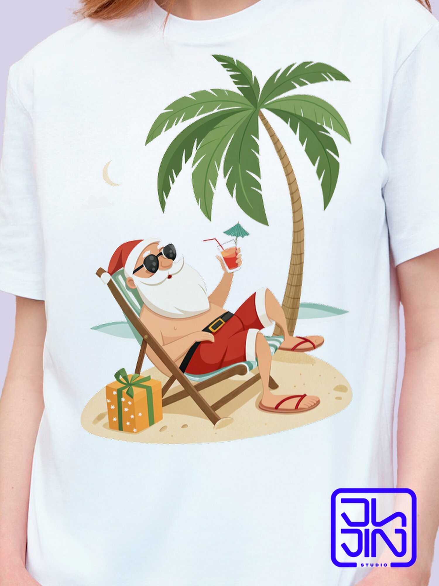 Футболка классическая женская с авторским принтом Санта на пляжной белой сцене с зелеными пальмами и коктейлем в стиле мемов, белый хлопковый трикотаж с прикольным рисунком на груди