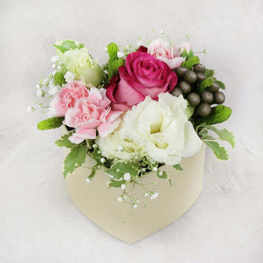 Букет Маркет "Букет из роз, лизиантусов, брунии", в коробке, сборка на флористической губке