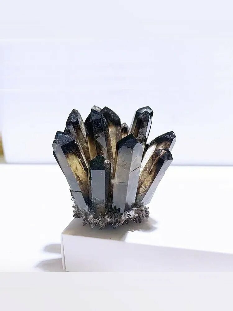 Натуральный кристаллический черный драгоценный камень ,200-300гр