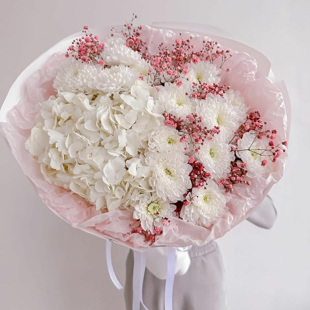Букет с гортензией, хризантемами и розовой гипсофилой