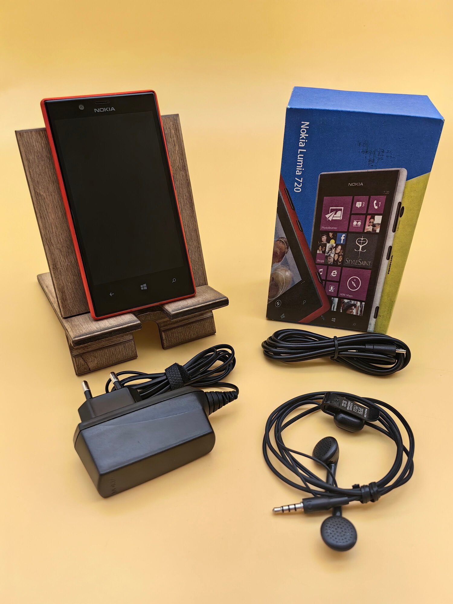 Смартфон Nokia Lumia 720, память 8 ГБ + 32 ГБ, экран 4.3", 3G