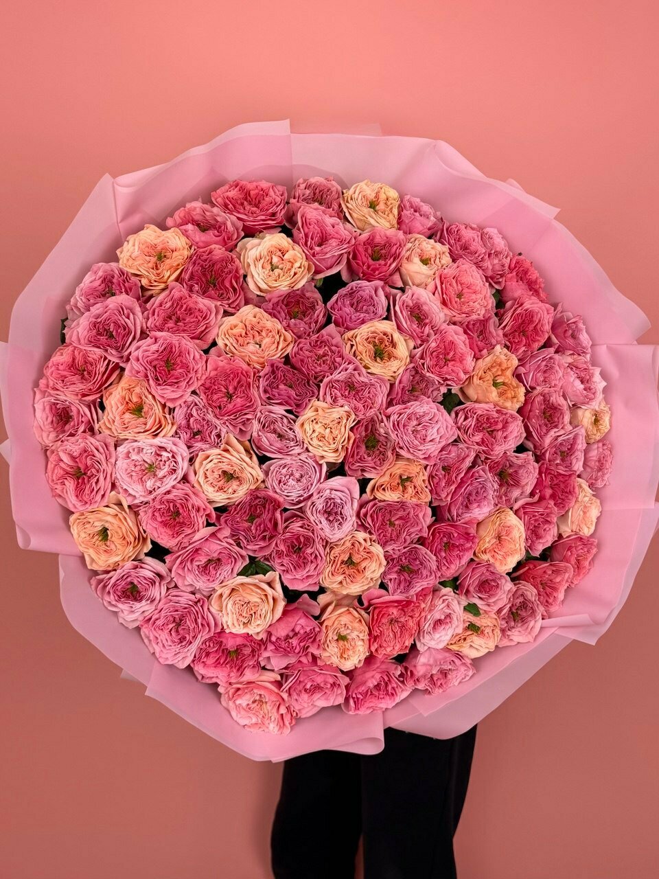 Большой букет из пионовидных роз "Мандарин" размер XXL с доставкой до двери