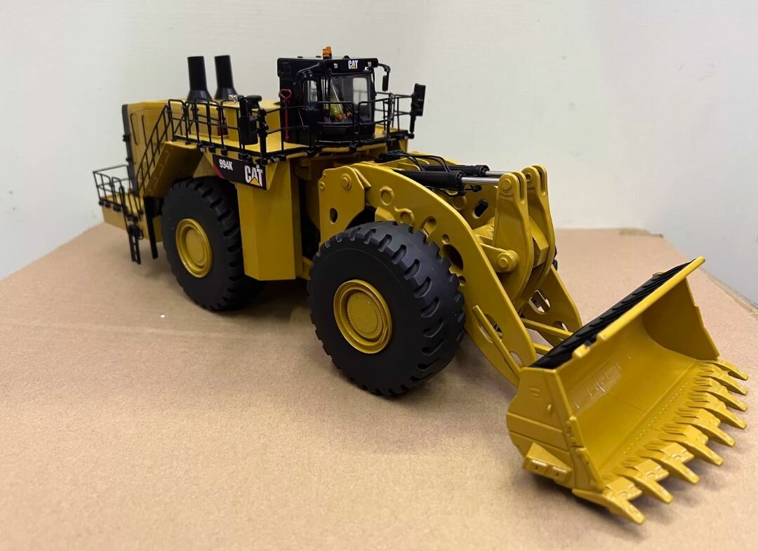 Коллекционная модель крупнейшего колесного погрузчика Caterpillar 994K в масштабе 1:50, металлический сплав, DM 85505C