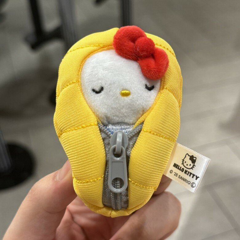 2026 Новейшая коллаборация Четвертое издание KT Клубника Сакура Черный кожаный плавательный круг Подвеска для альпинизма Плюшевая кукла Украшение для рюкзака