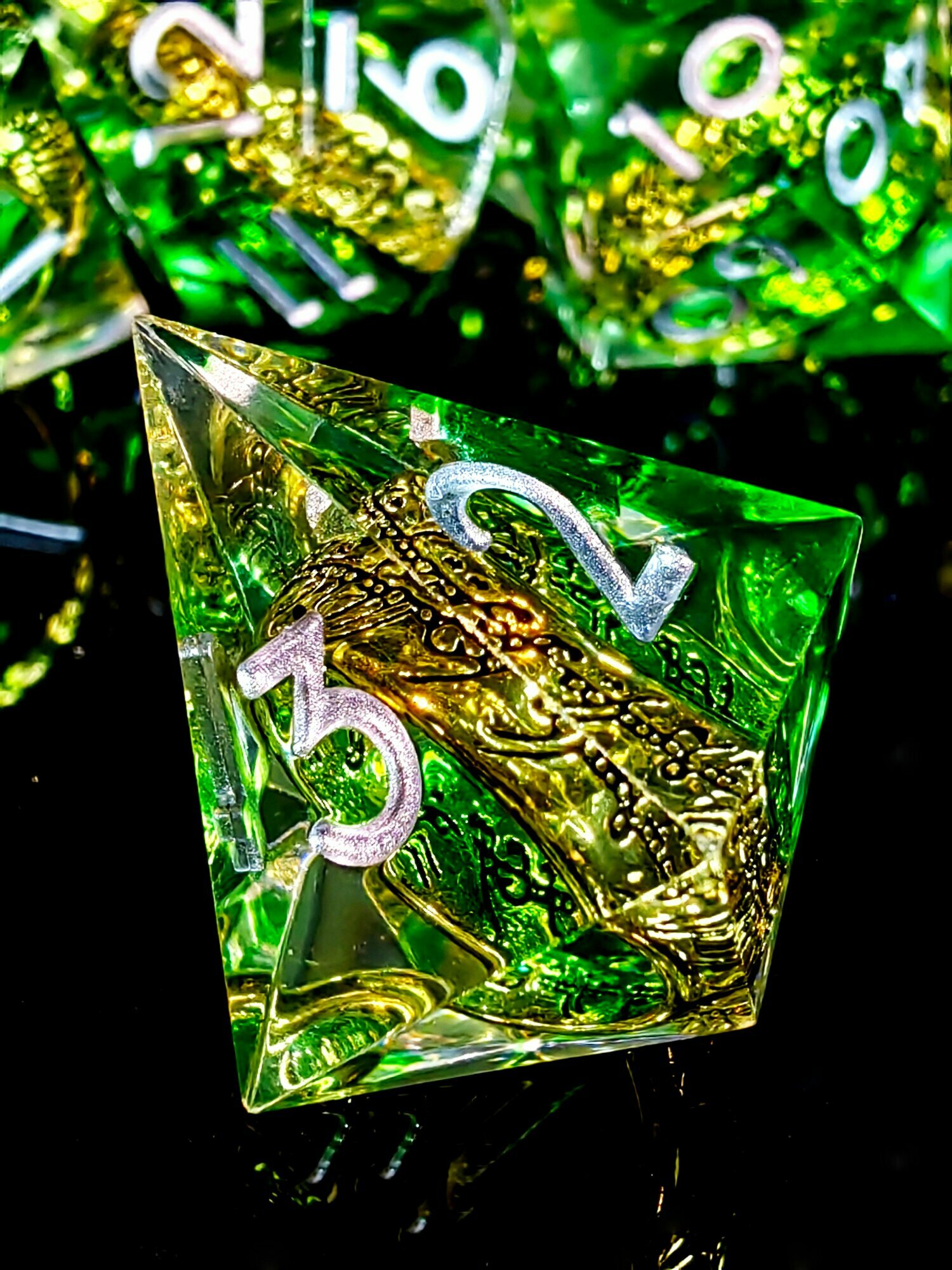 Набор кубики днд с кольцом внутри, дайсы для настольных игр, Кости игральные для Dungeons & Dragons, смола, светло-зеленые с серебром, dnd кубики, дайсы днд