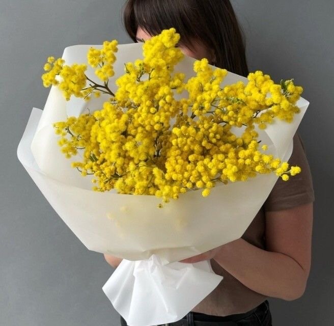 Монобукет из яркой мимозы в стильной упаковки, подарок на 8 марта