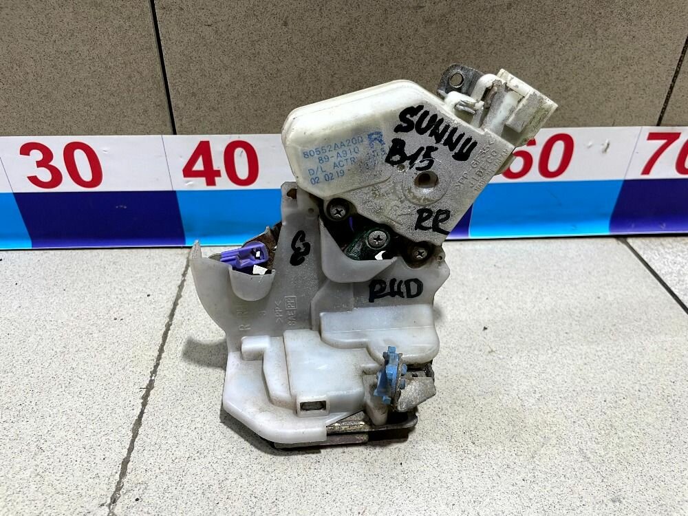 Замок двери задней правой Nissan Sunny B15 82502AA210