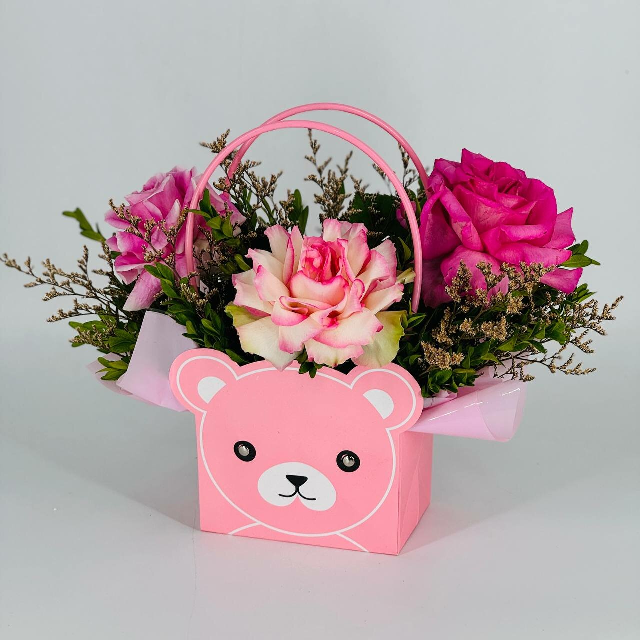 Детский букет в сумочке. Сумка с цветами для девочки. Цветы роза французская, самшит, лимониум