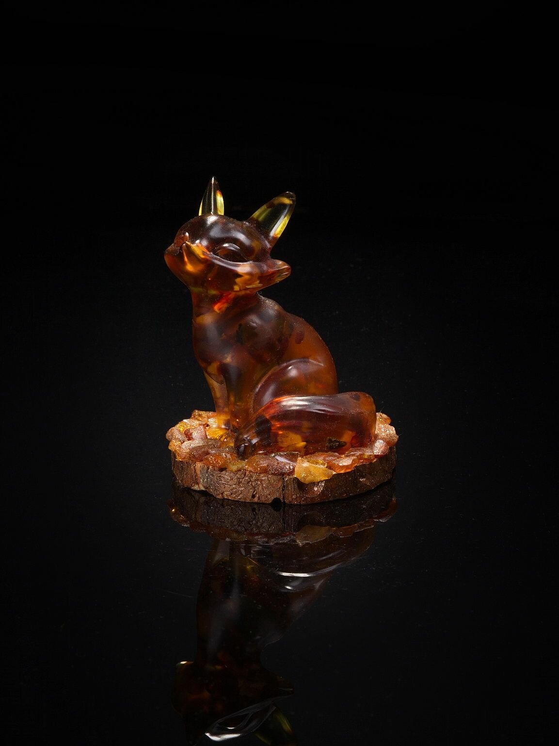 Статуэтка лисы из янтаря
