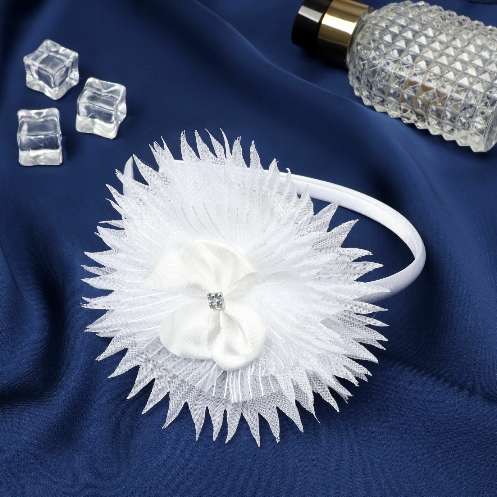 Ободок для волос "Малышка", цветок острые лепестки, 0.9 см, белый