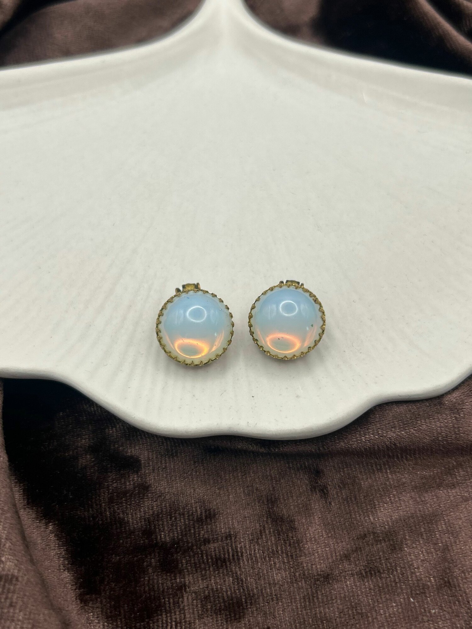 Винтажные позолоченные серьги клипсы, опаловое стекло, Чехословакия