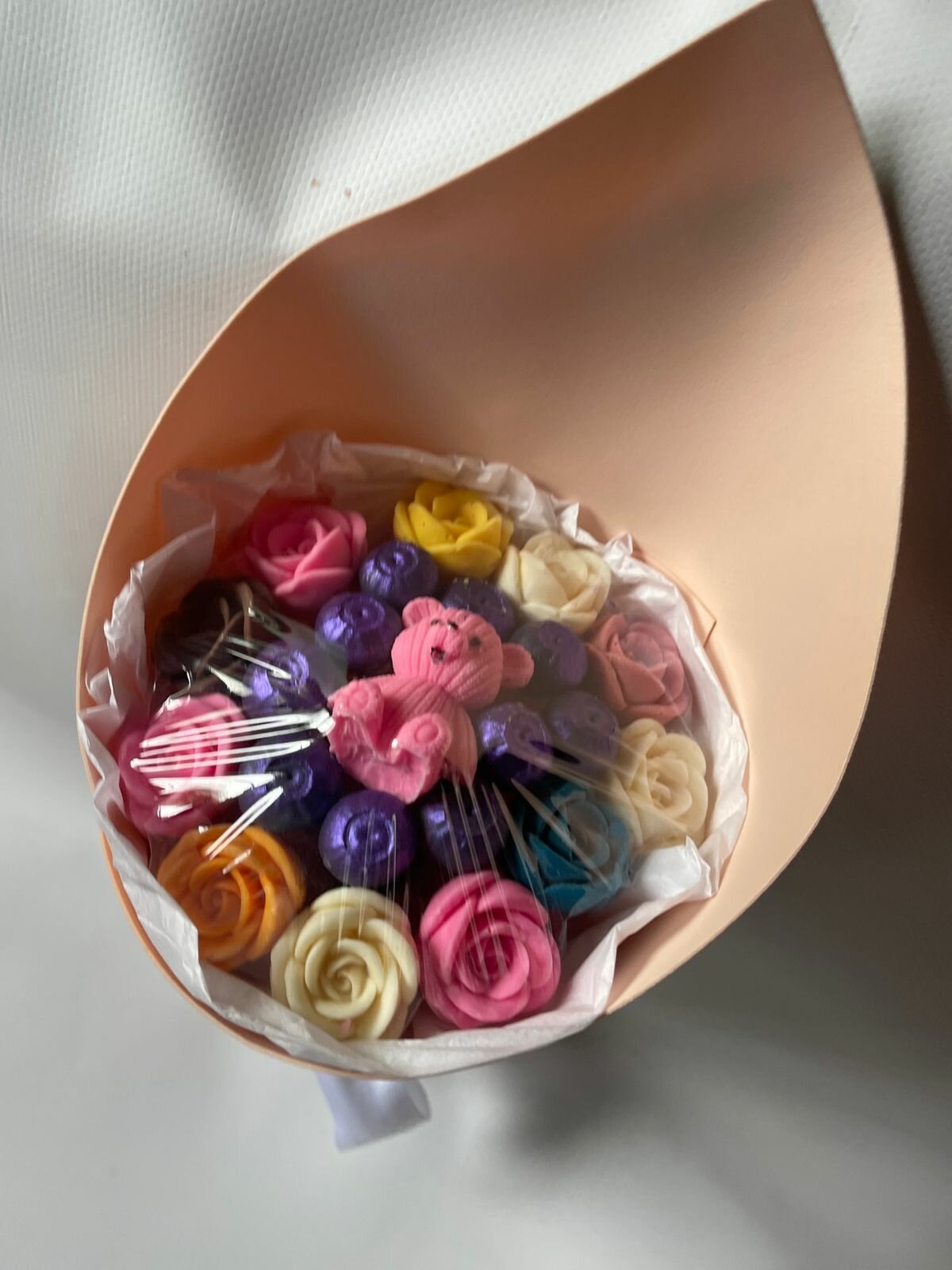 Сладктй букет из конфет ShokoTrendy шоколадные розы с ягодами и шоколадным мишкой