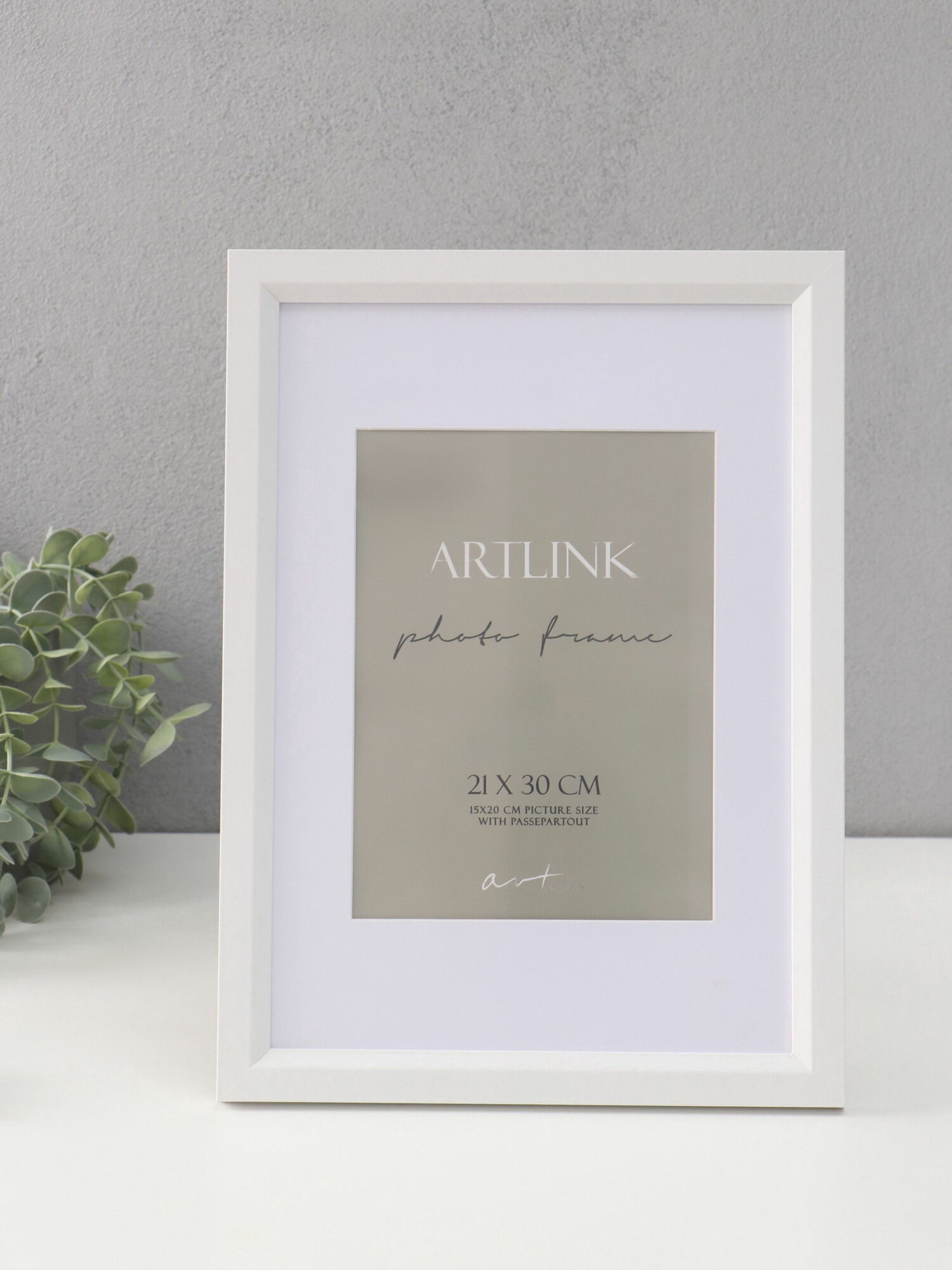 Фоторамка для фото 21x30 см, с паспарту, материал защитного экрана: полистирол