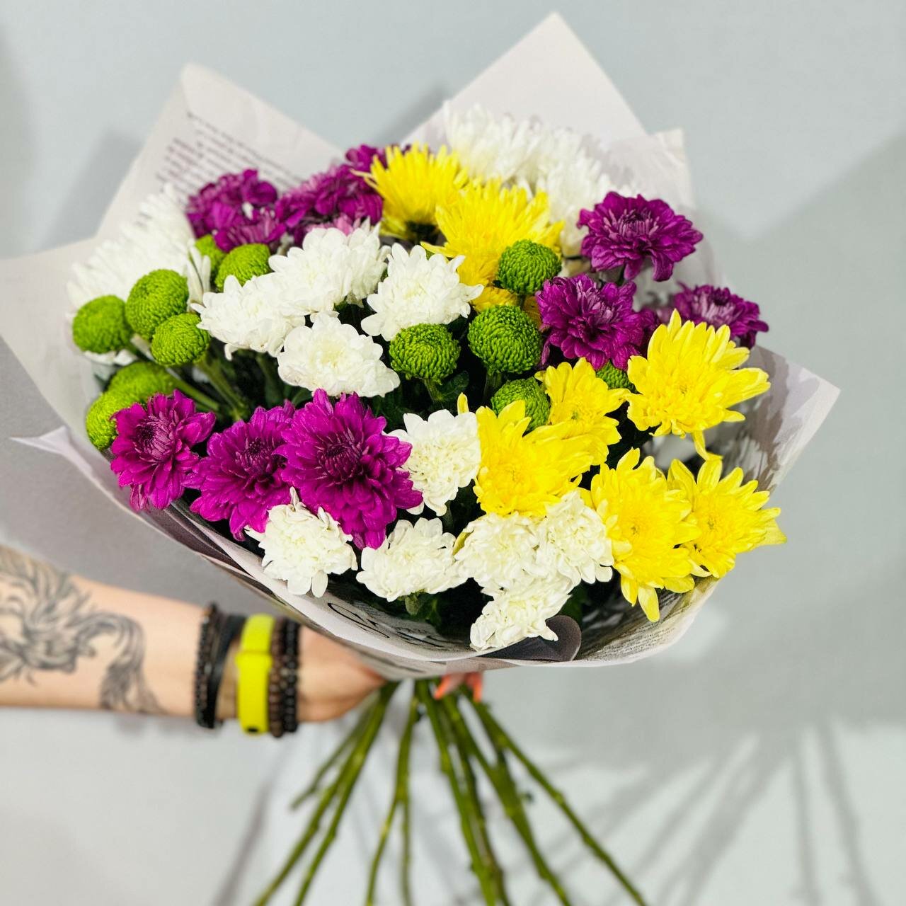Букет из 11 кустовых разноцветных хризантем Балтика. Цветы хризантемы