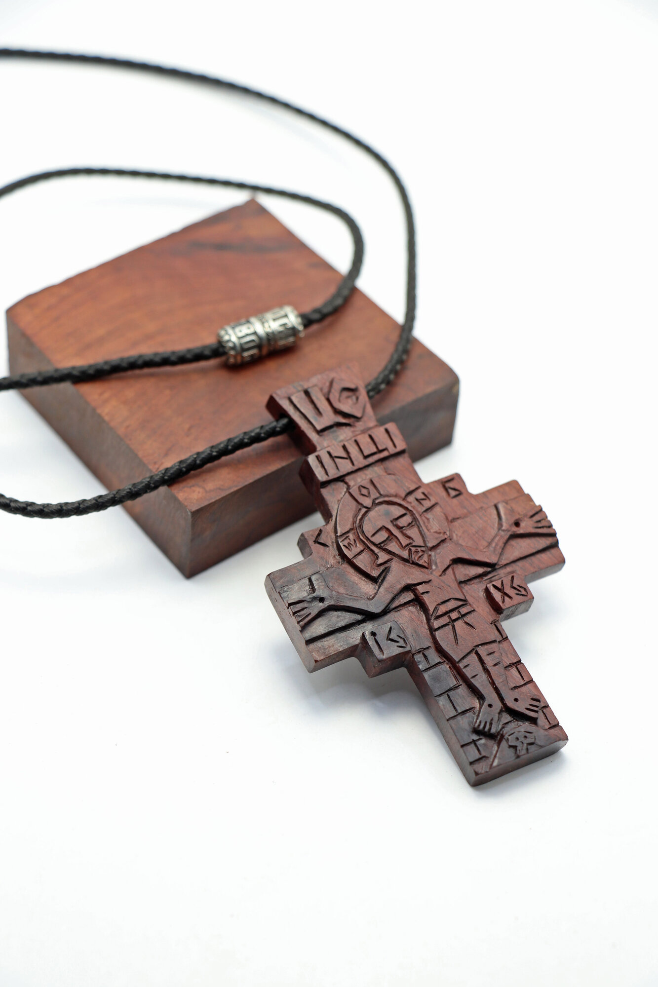 Крест из палисандра ручной резьбы