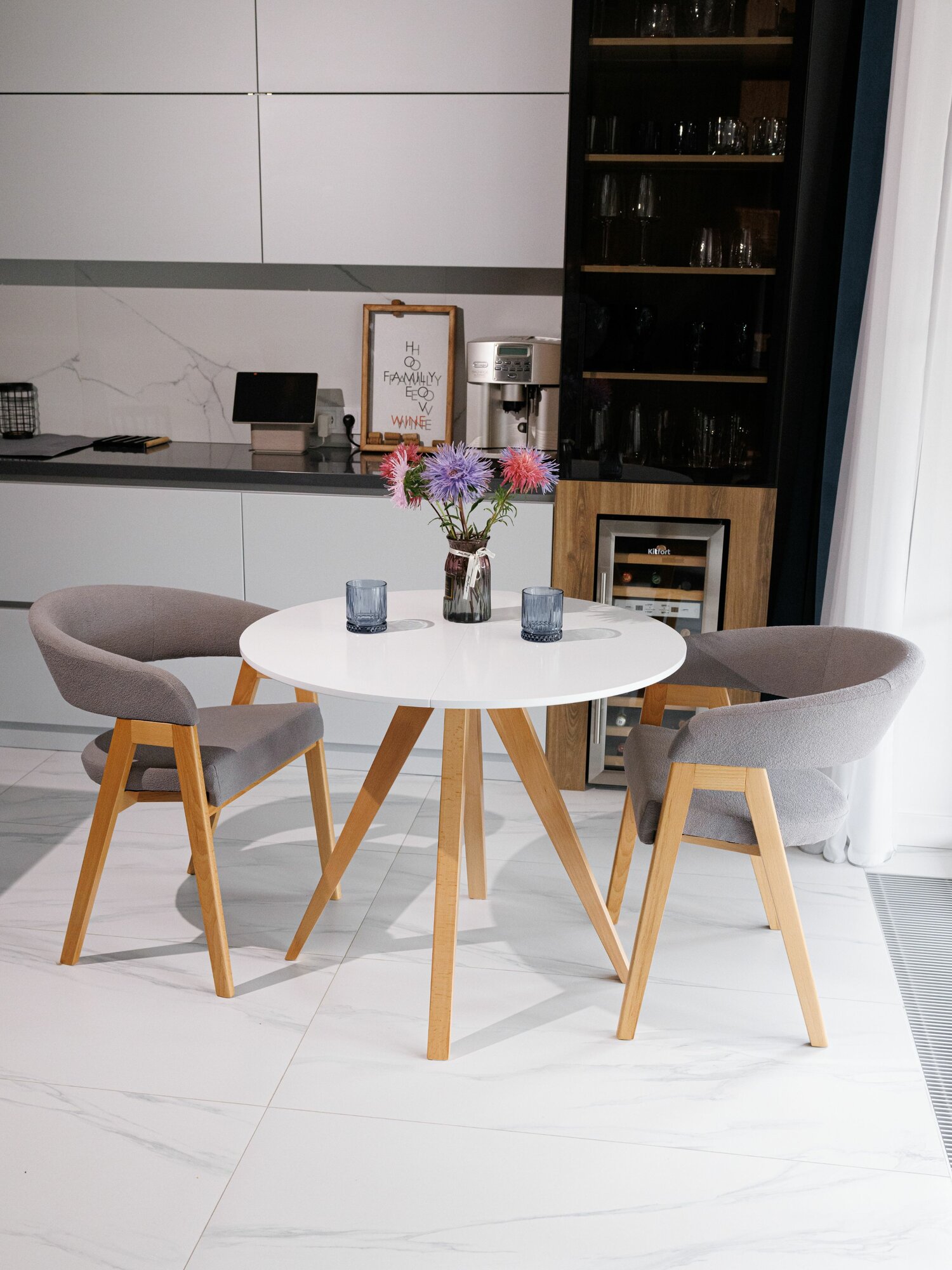 Стол обеденный круглый для дома раздвижной 80х80 см. Белая столешница, ножки массив