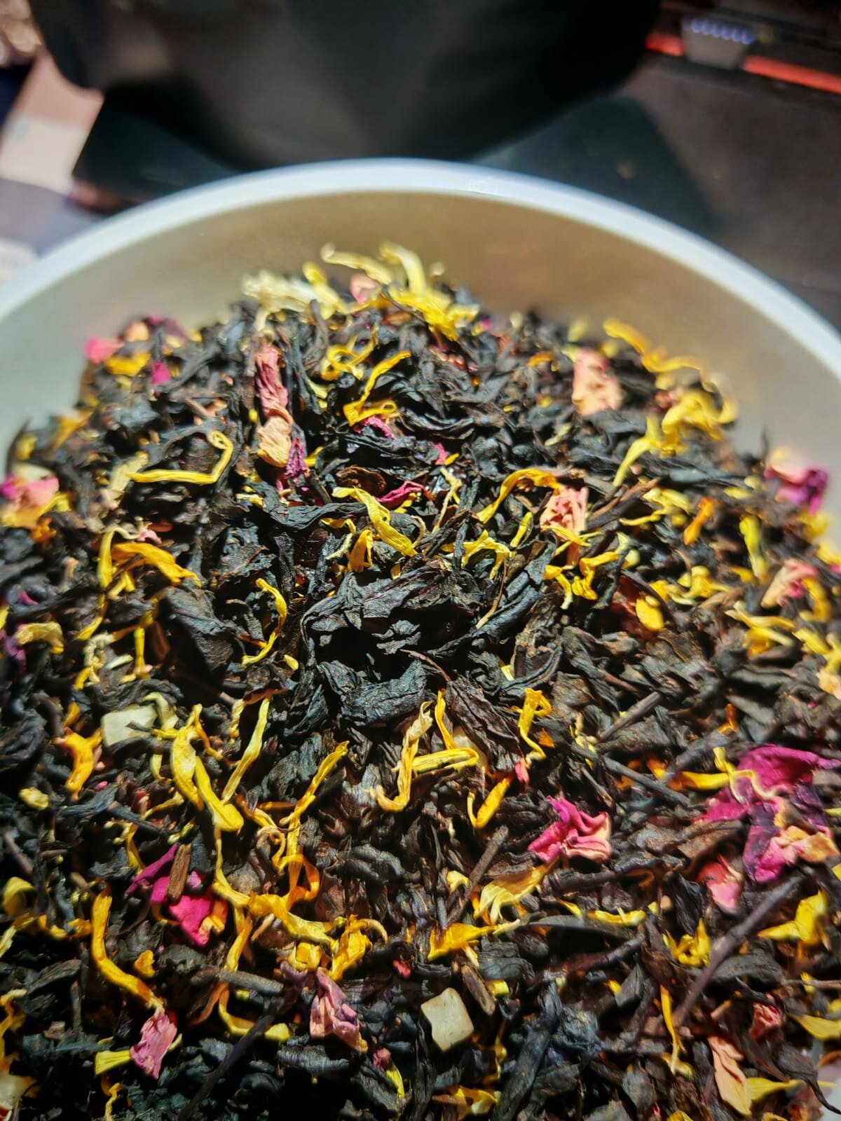 Чай черный "1002 ночи", листовой, с добавками календулы, шиповника и лепестков роз