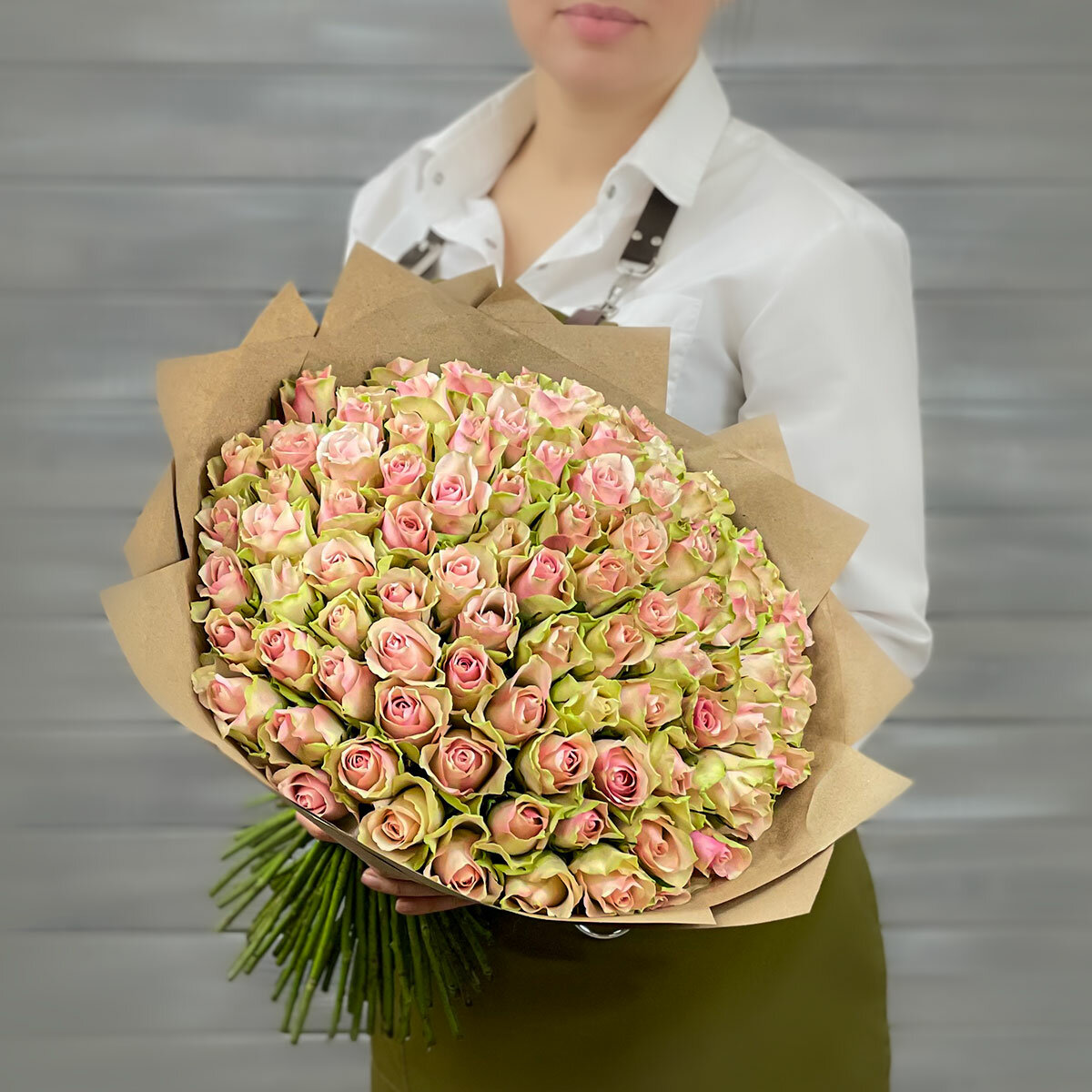 Монобукет "Букет Маркет", 75 розово-зеленых кенийских роз, высота 40 см