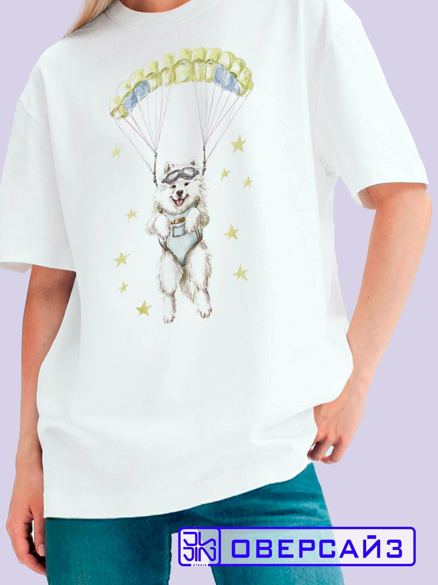 Футболка оверсайз женская с принтом Смешная веселая собака с парашютом в светло зеленом и светло голубом экстриме, белый хлопковый трикотаж с прикольным рисунком на груди