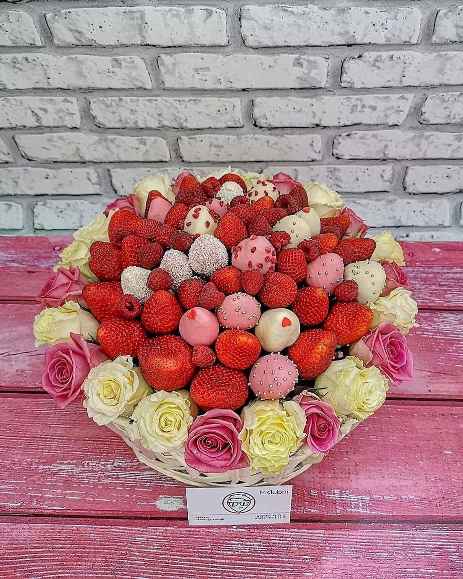 Подарочный набор Mklubni из роз с клубникой в шоколаде, свежей клубники и малины, в корзине, размер L, номер 1