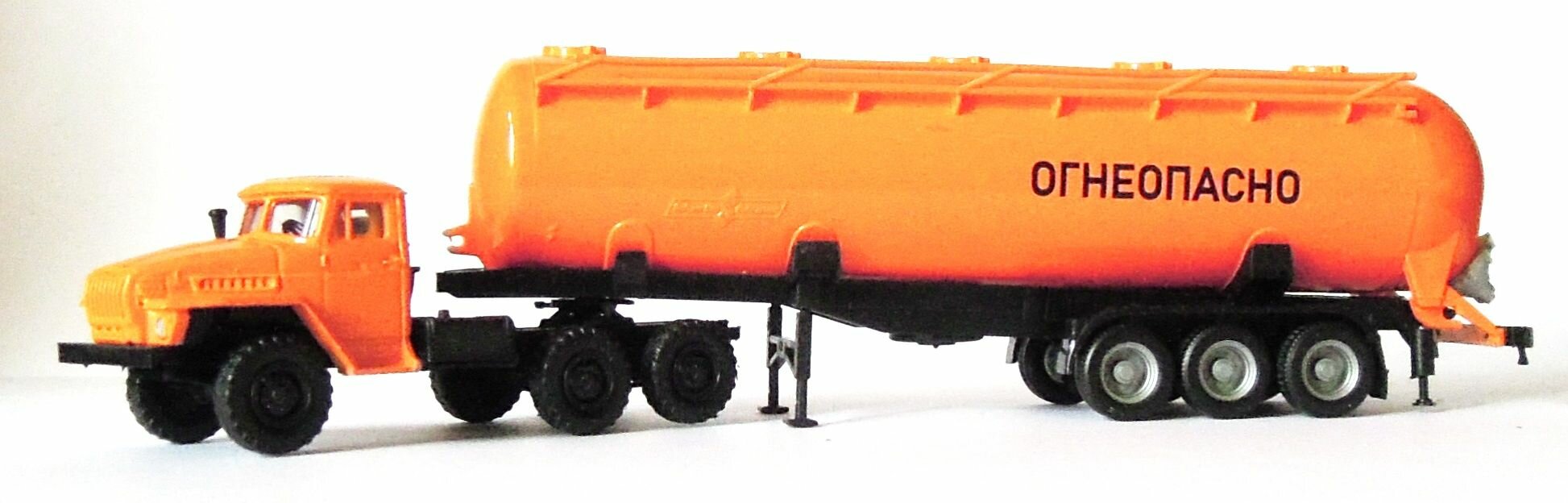 870250 MTD Модель грузовика 375 серии с полуприцепом-цистерной H0 1:87