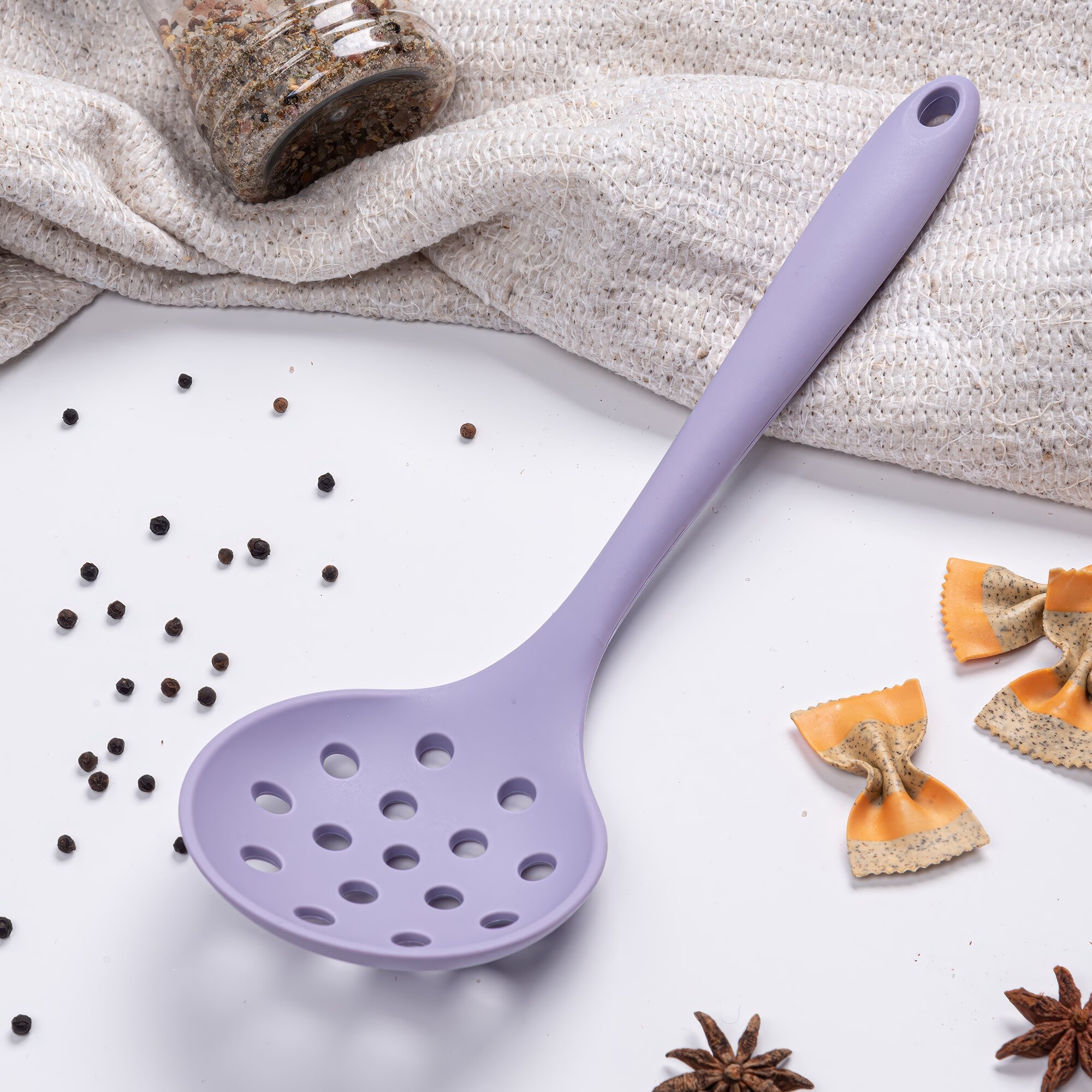 Шумовка силиконовая Appetite Fantasy лиловая, имеет длину 27,5 см