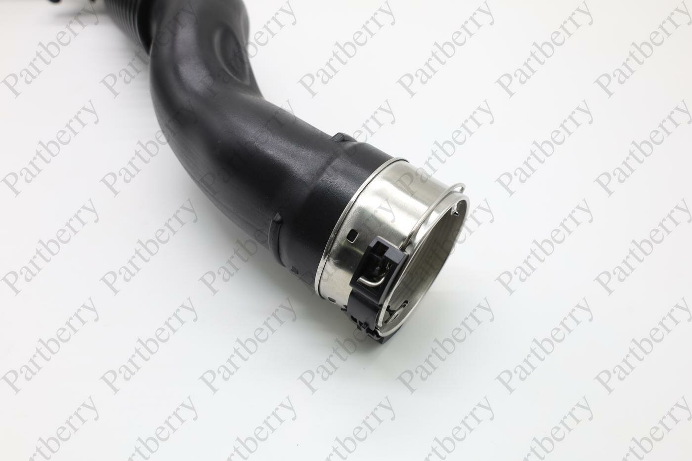 Патрубок интеркулера PARTBERRY PB574832 для BMW 13717604033. — фото 1