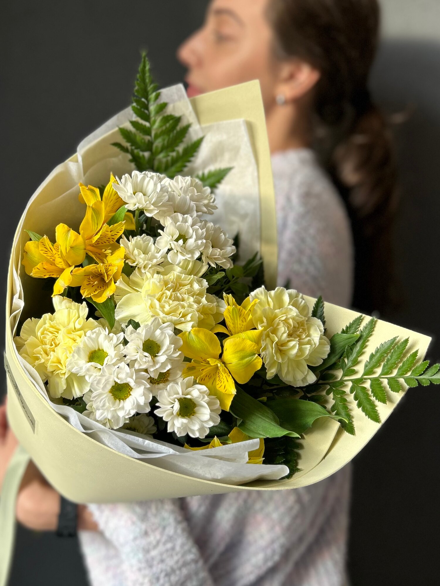 Букет «Асадов»(Белые сантини, диантусы, альстромерия, папоротник)