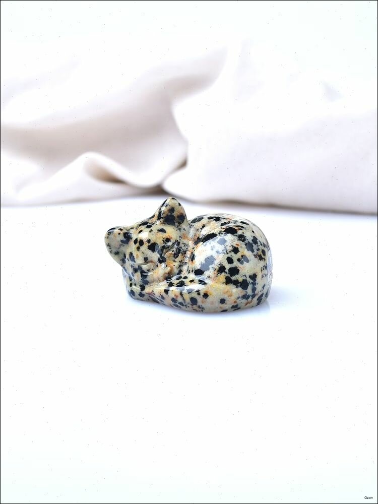 Натуральный камень пятнистый камень , статуэтка сонного кота из (1шт)
