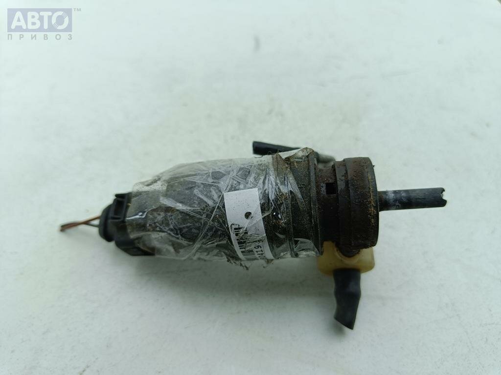 Насос (моторчик) омывателя стекла Volkswagen Passat B5