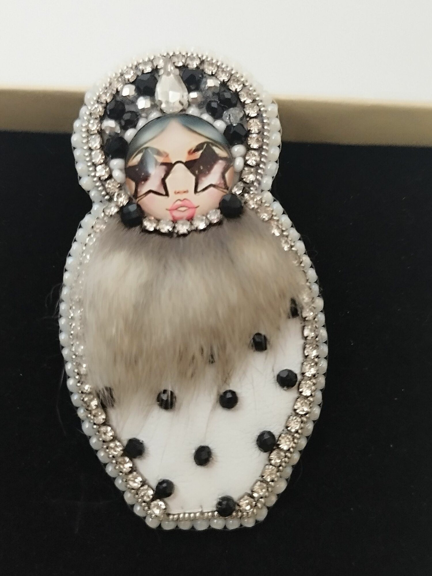 Брошь, стразы